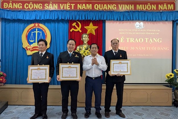 Lễ trao tặng huy hiệu 30 năm tuổi Đảng cho Đảng viên